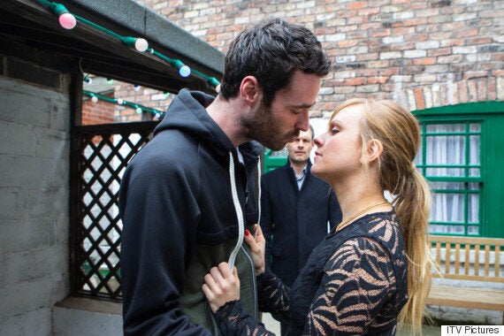 'Coronation Street' Spoiler: Sarah-Louise Platt Caught Kissing Callum ...