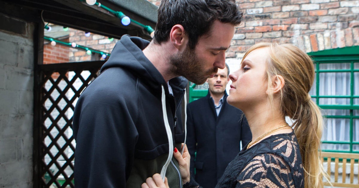 'Coronation Street' Spoiler: Sarah-Louise Platt Caught Kissing Callum ...