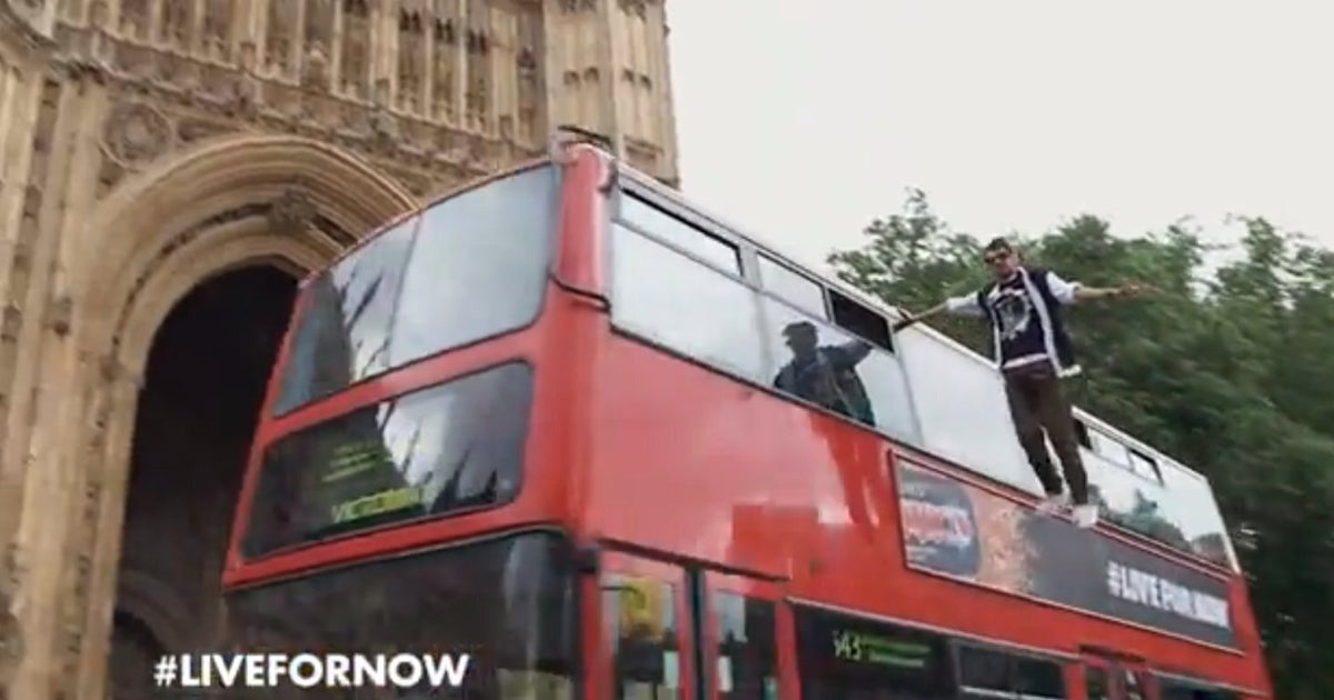 Magician 'Dynamo' Levitates Off The Side Of A London Bus (VIDEO ...