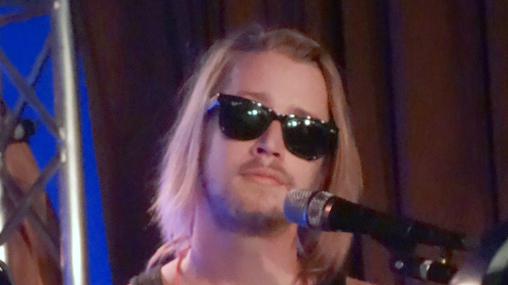 Macaulay Culkin Is Miles From Kevin As He Performs With New Band And We ...