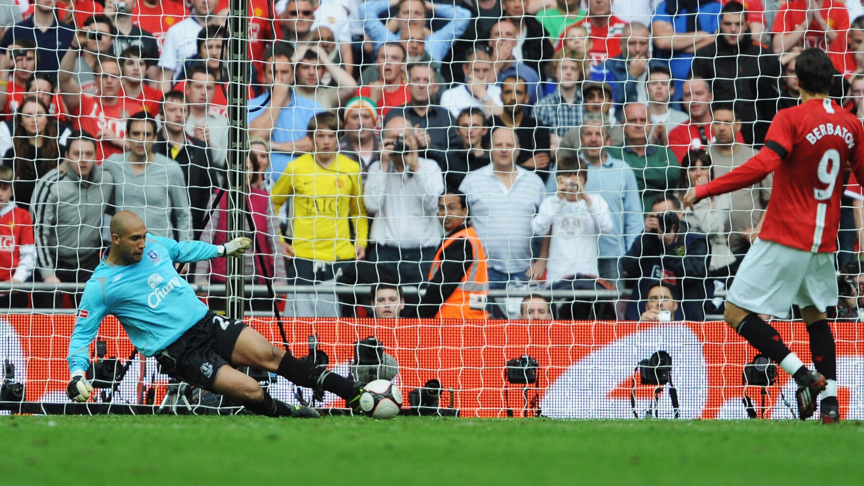 Manchester United's 7 Penalty Shootout Defeats (VIDEO) | HuffPost UK Sport