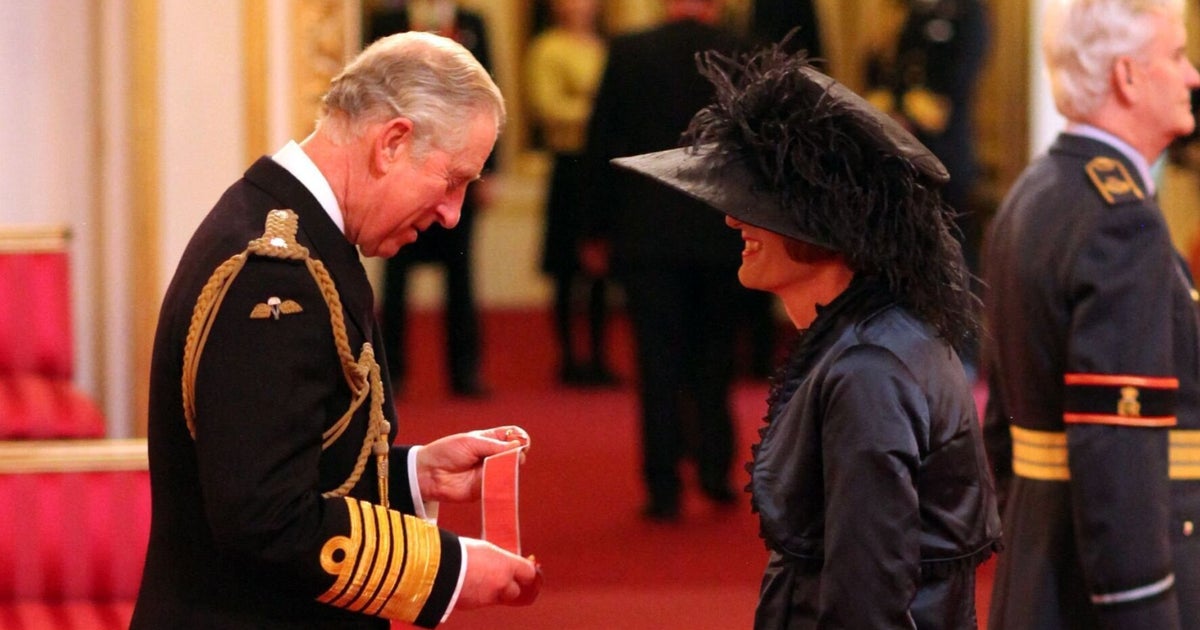 Grayson Perry Looks Fabulous As He Collects CBE: Transvestite Artist ...