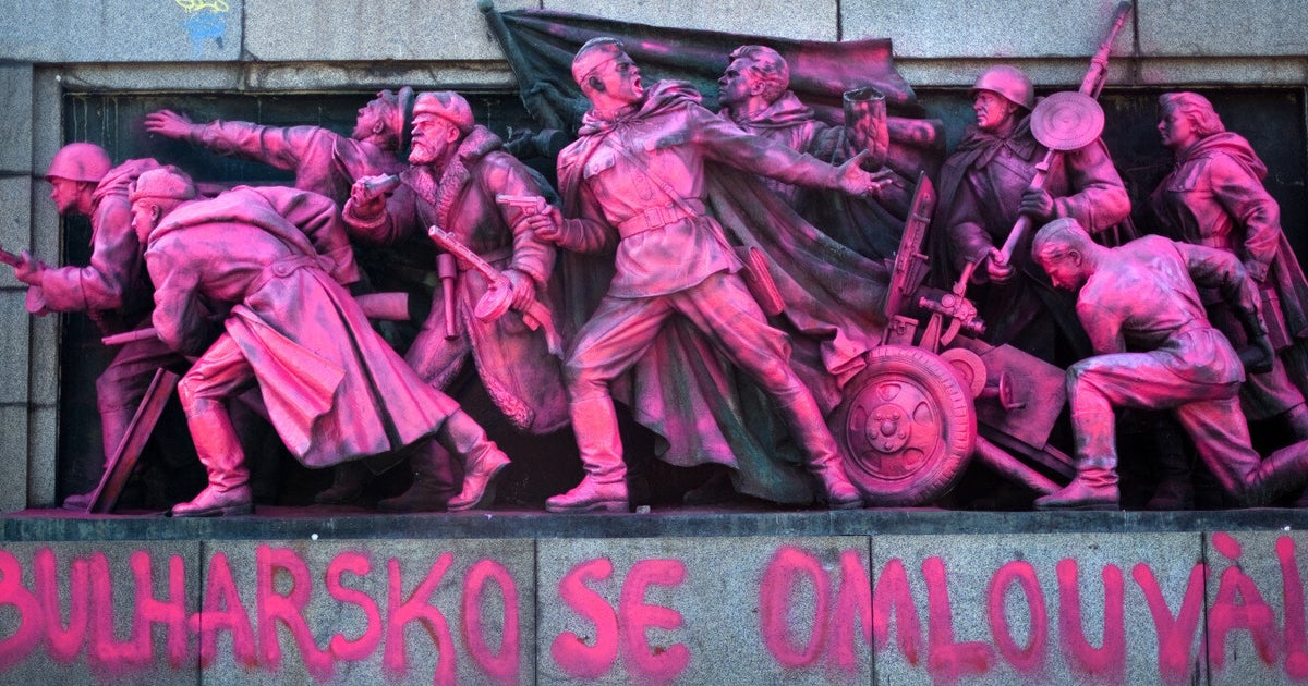 Soviet Army Statue In Bulgaria Painted Pink In Apology For Prague ...