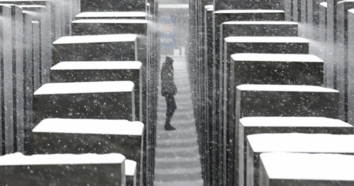 17 Stunning Images Of Holocaust Memorial Day As Victims Are Remembered ...