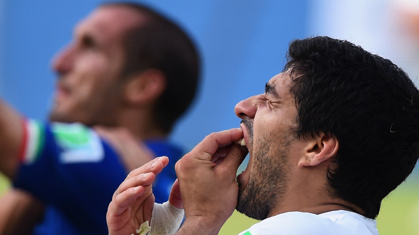 Luis Suárez Bites Giorgio Chiellini During Uruguay Win V Italy Video