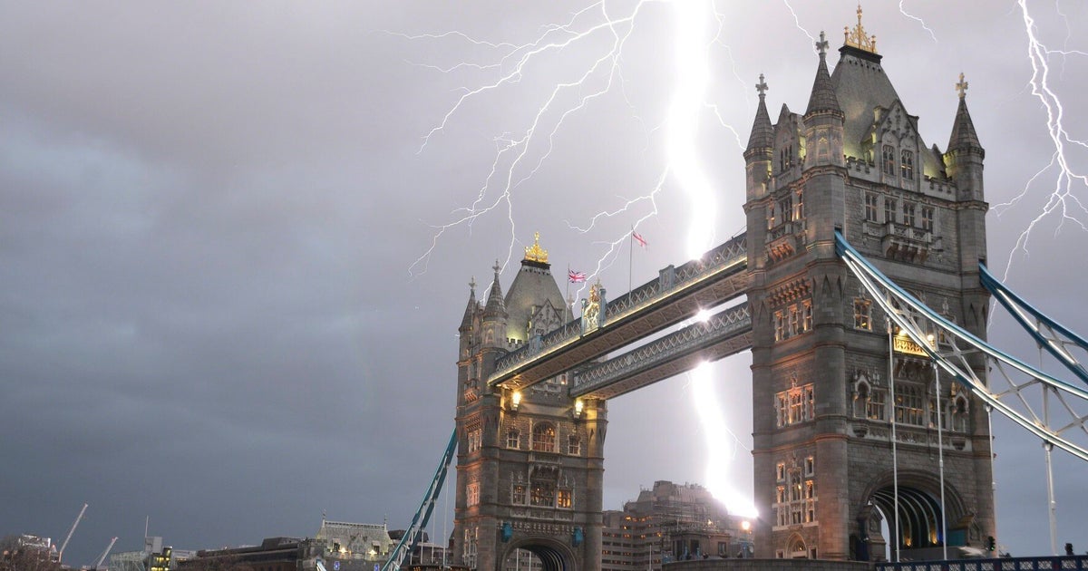 Lightning Strikes Tower Bridge, Amateur Photographer Captures ...