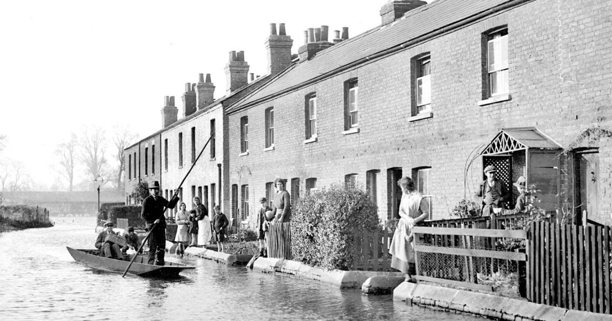 25 Unbelievable Historic Pictures Of Britons Taking On The Thames ...