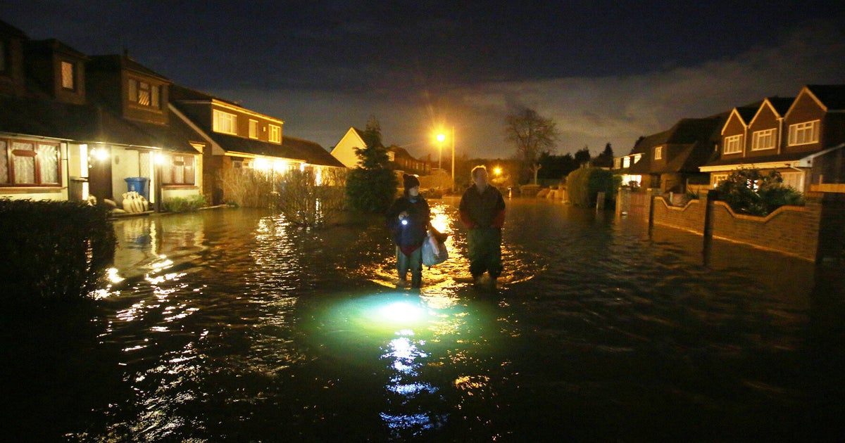 13 Eerie Pictures Of The UK Floods At Night (PHOTOS) | HuffPost UK News