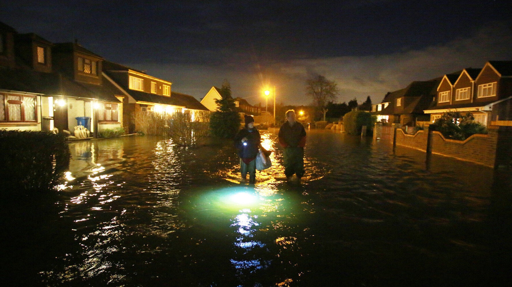 13 Eerie Pictures Of The UK Floods At Night (PHOTOS) | HuffPost UK News
