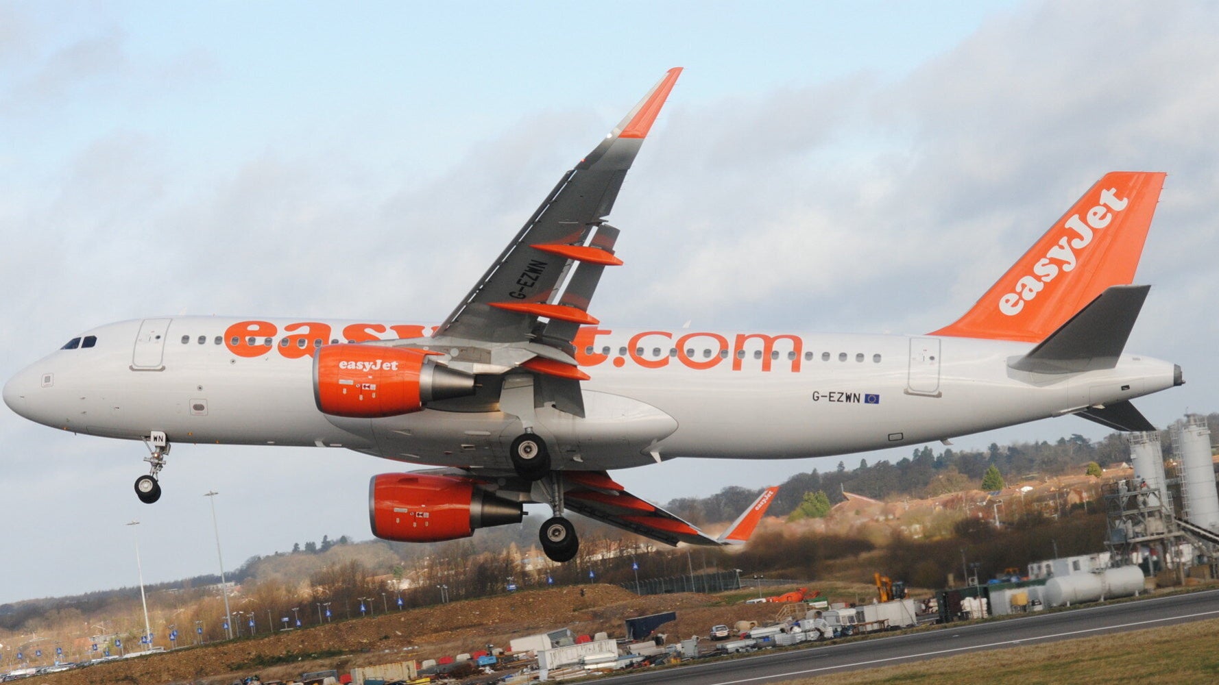 Dramatic Pictures Capture EasyJet Plane Hit By Violent Gusts Of Wind ...