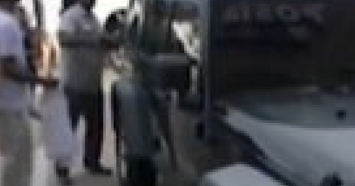 Shoppers Break Windows To Release Children From Hot Car (VIDEO ...
