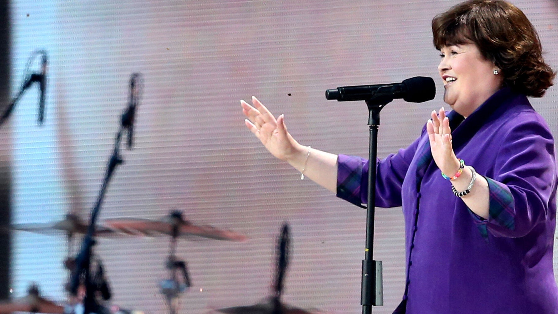 Susan Boyle Forgets The Words To 'Mull Of Kintyre' As She Performs At ...