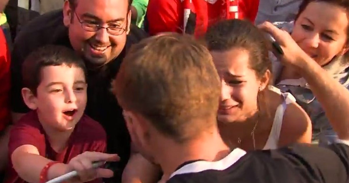 Steven Gerrard Makes Liverpool Fan Cry In New Jersey (Video) | HuffPost ...