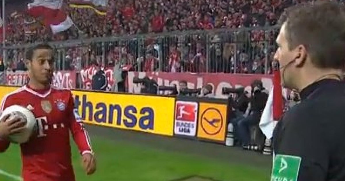 Thiago Alcântara Surprised By Linesman's Football Skills (GIF ...