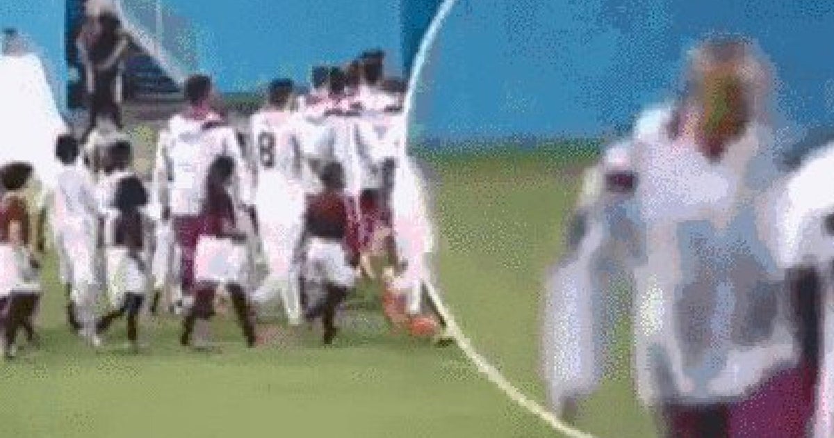 Pepe 'Spits' At Seydou Keita (Gif) | HuffPost UK Sport