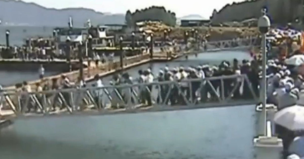 Packed Bridge Collapses In China (VIDEO) | HuffPost UK News