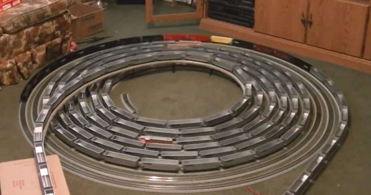 Incredibly Long Train Set Tackles 'The Spiral' (VIDEO) | HuffPost UK Tech
