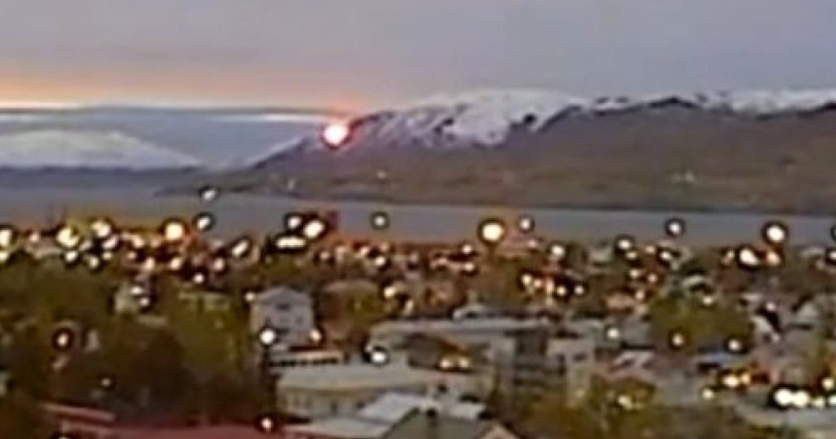 UFO 'Fireball' Filmed Slowly Falling From Sky In Akureyri Iceland ...