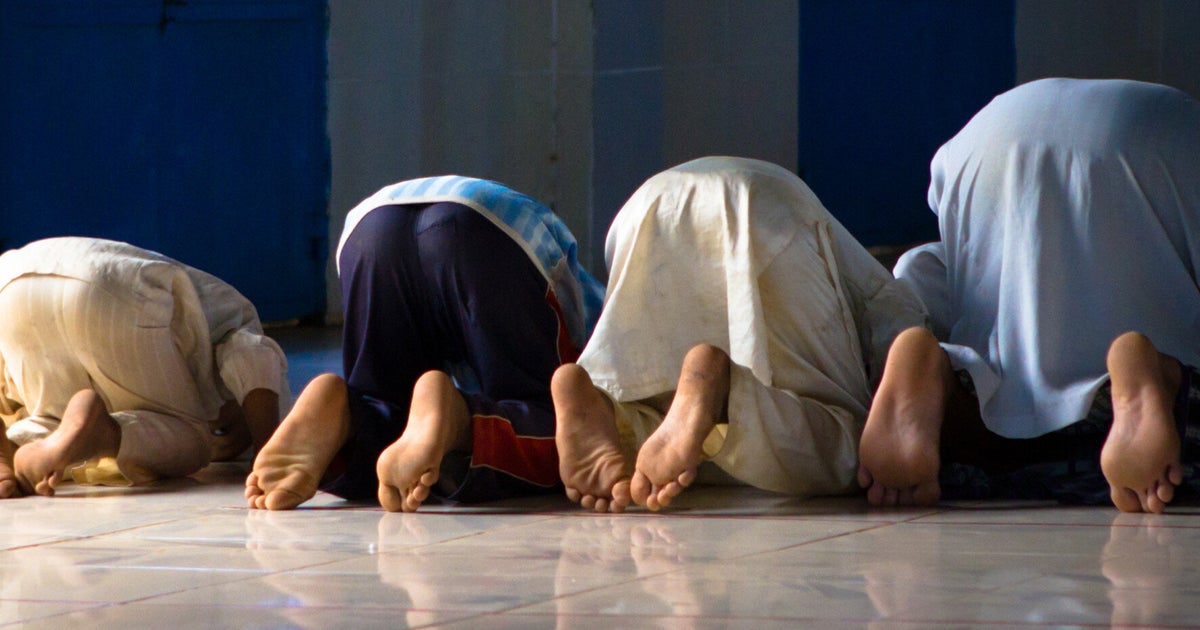 Muslim Students Say Friday Prayers In The Rain After Room Shortage At ...
