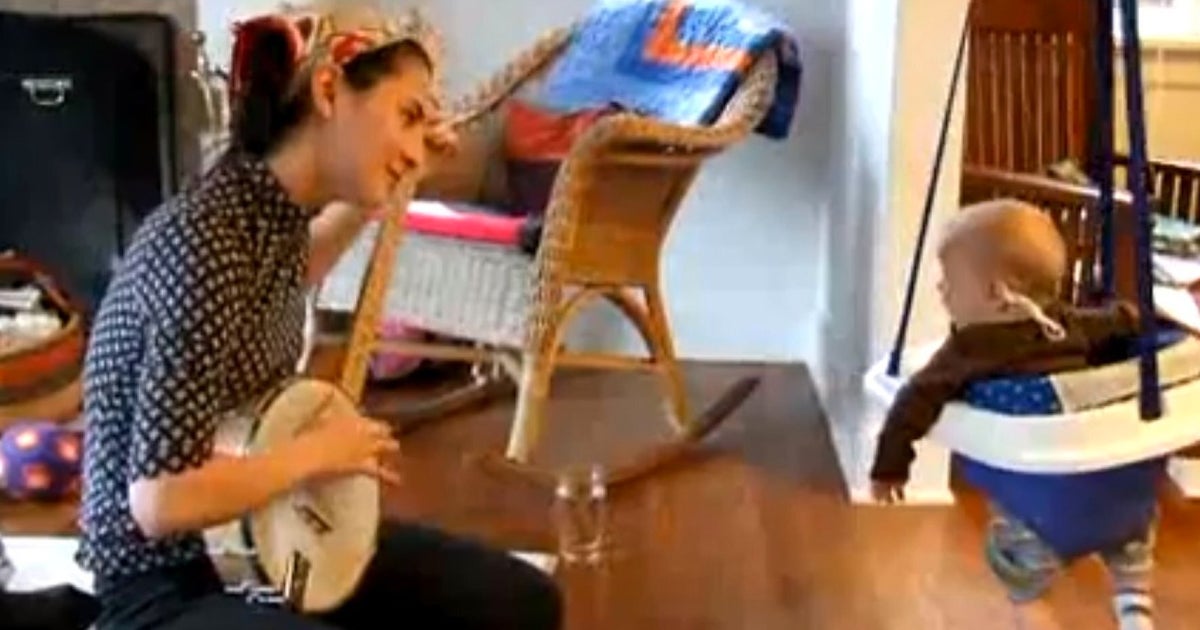 Baby Dances To Mum's Banjo Playing (VIDEO) | HuffPost UK Comedy
