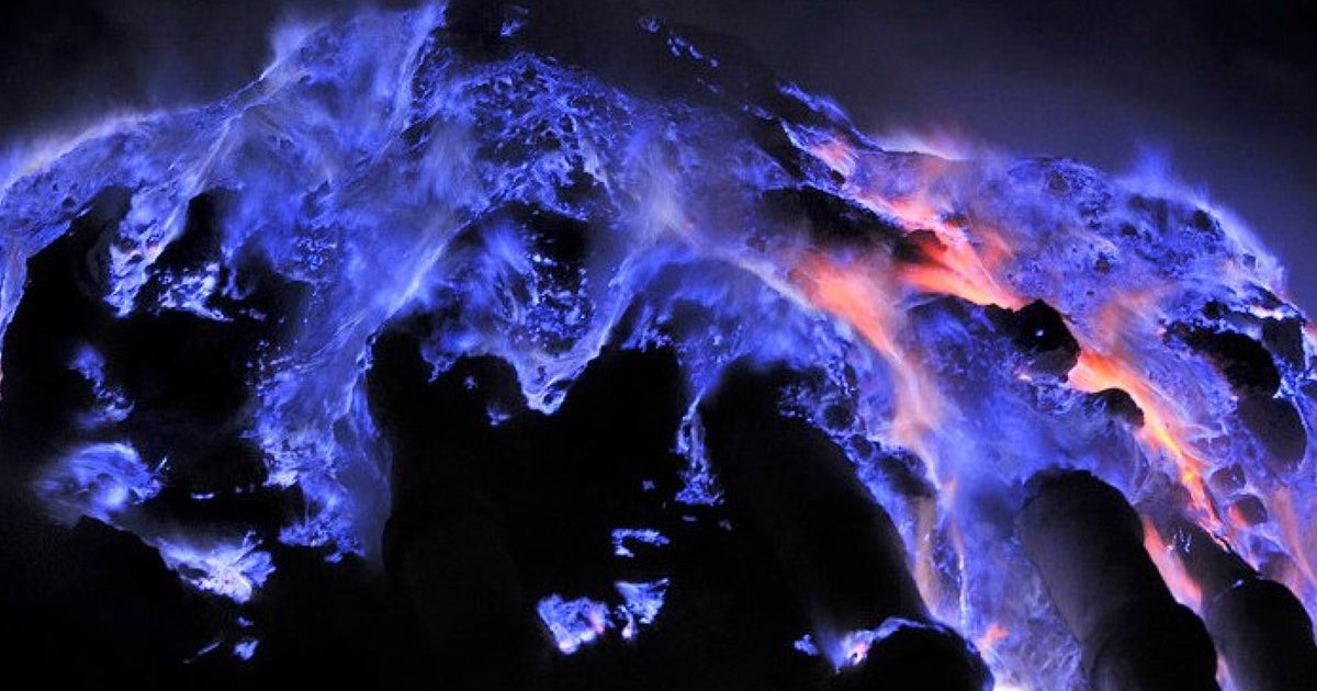 'Blue Volcano' Kawah Ijen Burns In Indonesia (PHOTOS) | HuffPost UK Tech