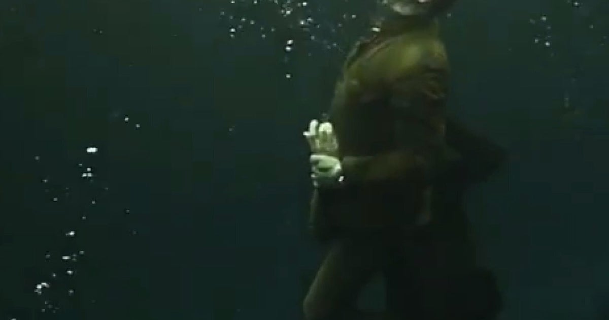 WATCH: Daniel Craig Goes Underwater As James Bond For Skyfall - See ...