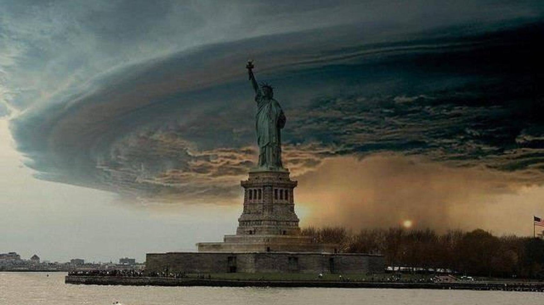 Superstorm Sandy: Fake Pictures Of The Storm On Social Networks Under # ...