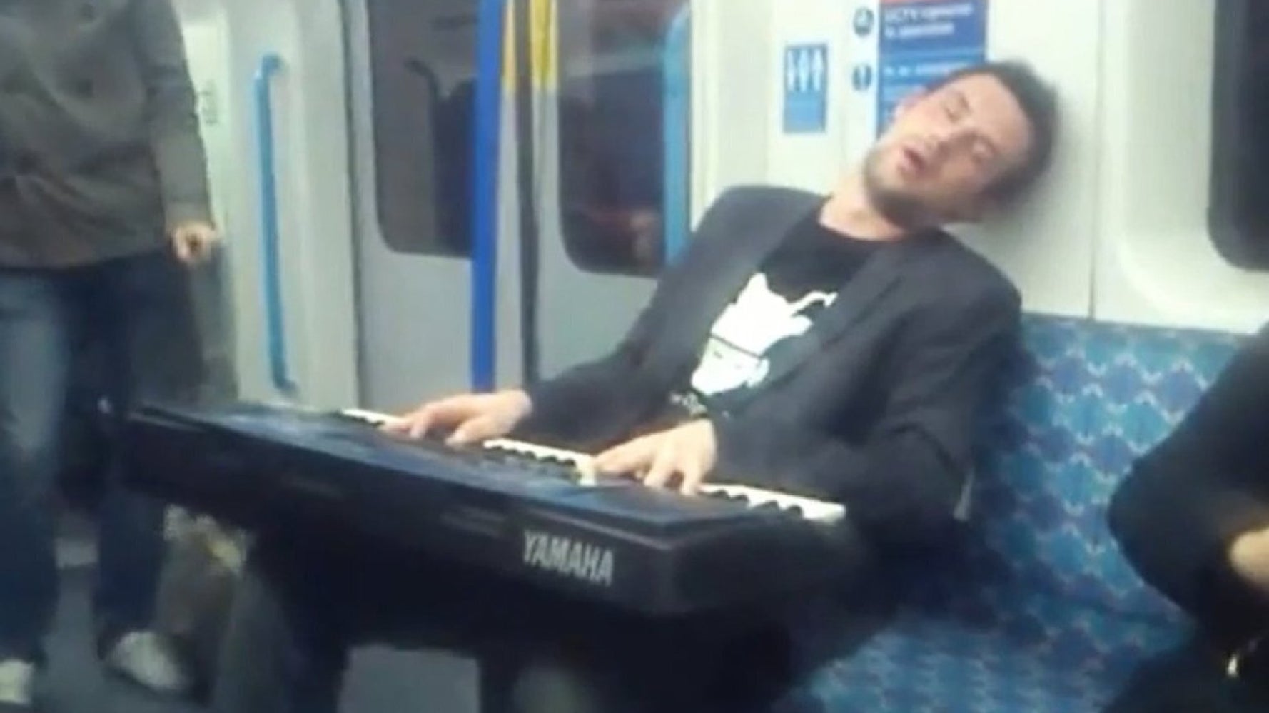 Keyboard Player Becomes Viral Hit After Entertaining Tube Passengers ...