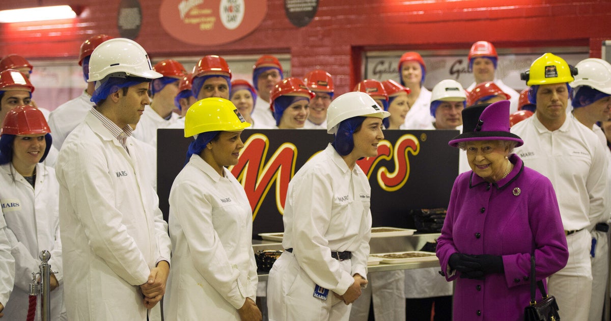Queen Elizabeth Visits Mars Chocolate Factory And Gets Edible Replica ...