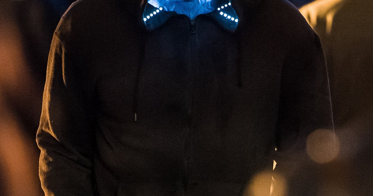 FIRST LOOK: Jamie Foxx Debuts Blue Look As Villain Electro In 'Amazing ...
