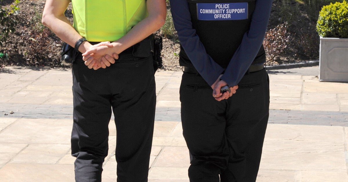 Hampshire Police Wear Bright Pink Flip Flops As Temperatures Hit 19C ...