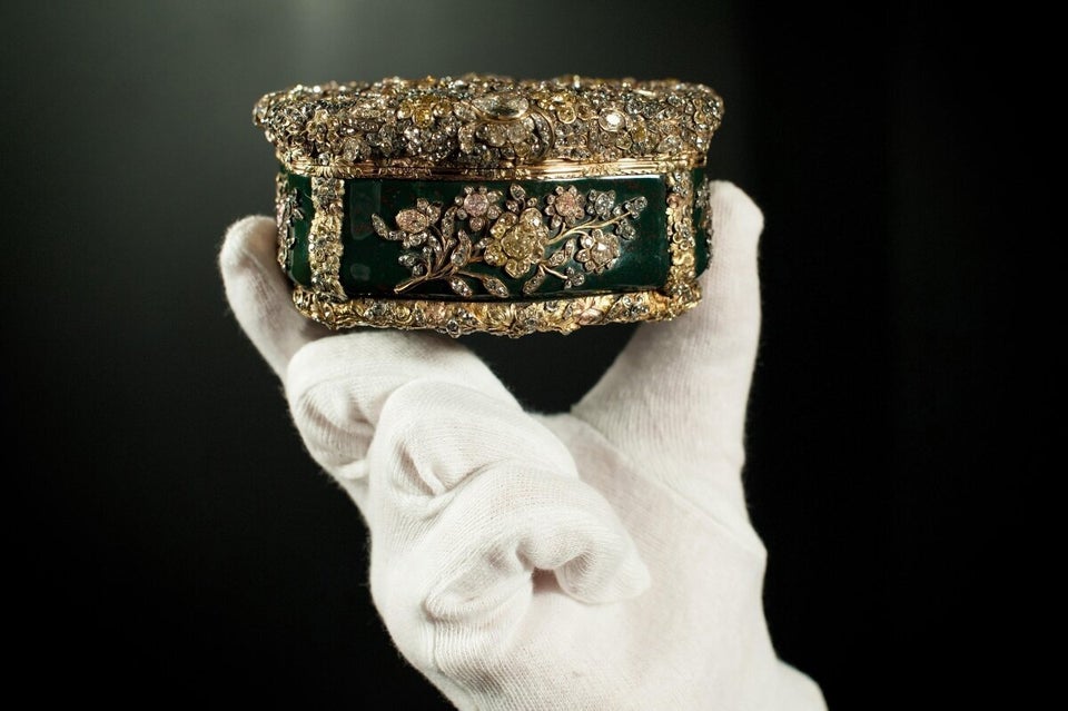 719 Diamond, 2,000 Carat Sword Goes On Display To Honour The Queen ...