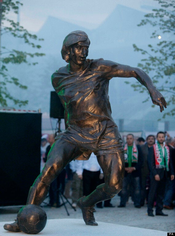 Euro 2012: Poland Unveil Statue Of Legend Kazimierz Deyna (GALLERY ...