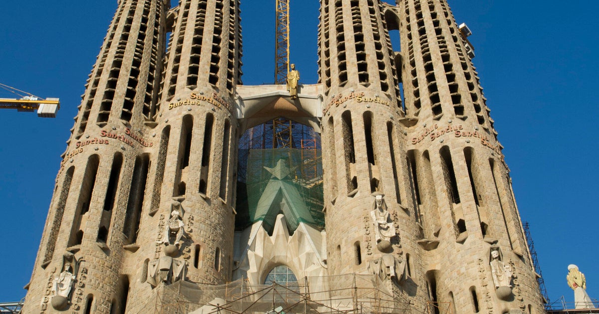 See the Best of Gaudí's Iconic Architecture in Barcelona - By Bus ...