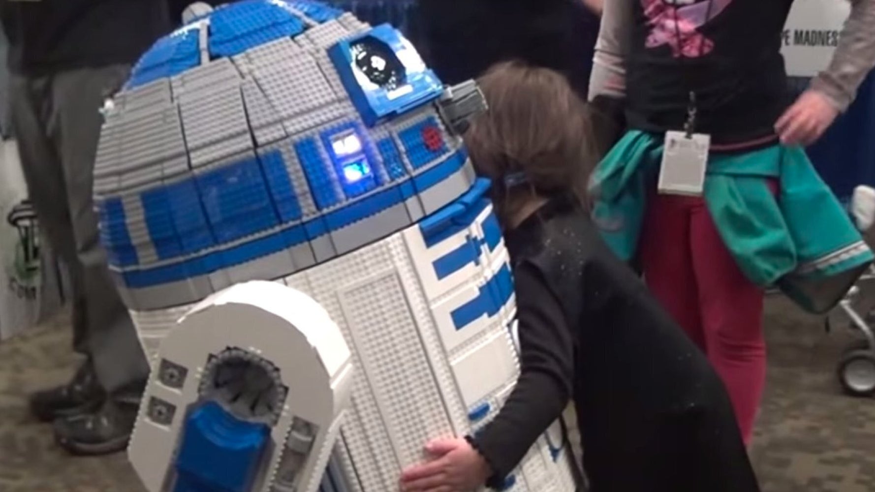 Lego R2-D2 Meets Little Girl, Lily, Whole Internet Says A Collective ...