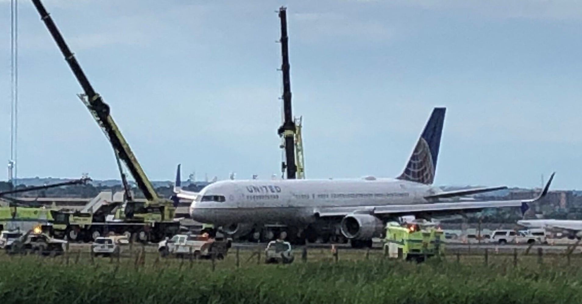Tires On United Airlines Jet Blow During Landing At Newark Airport | HuffPost