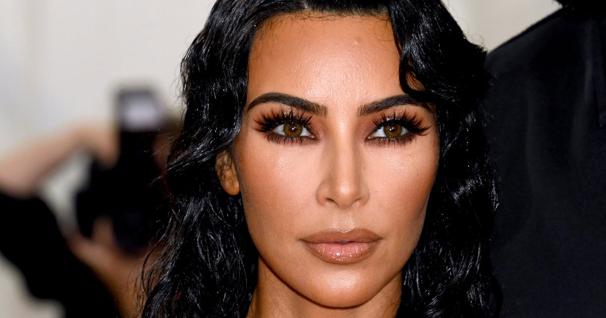 Kim Kardashian Roasted Over Photoshop Fail In Picture With Kylie Jenner ...