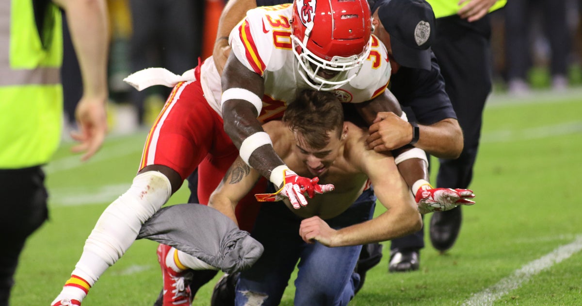 Kansas City Chiefs Player Tackles Fan Who Runs On Field In Green Bay ...