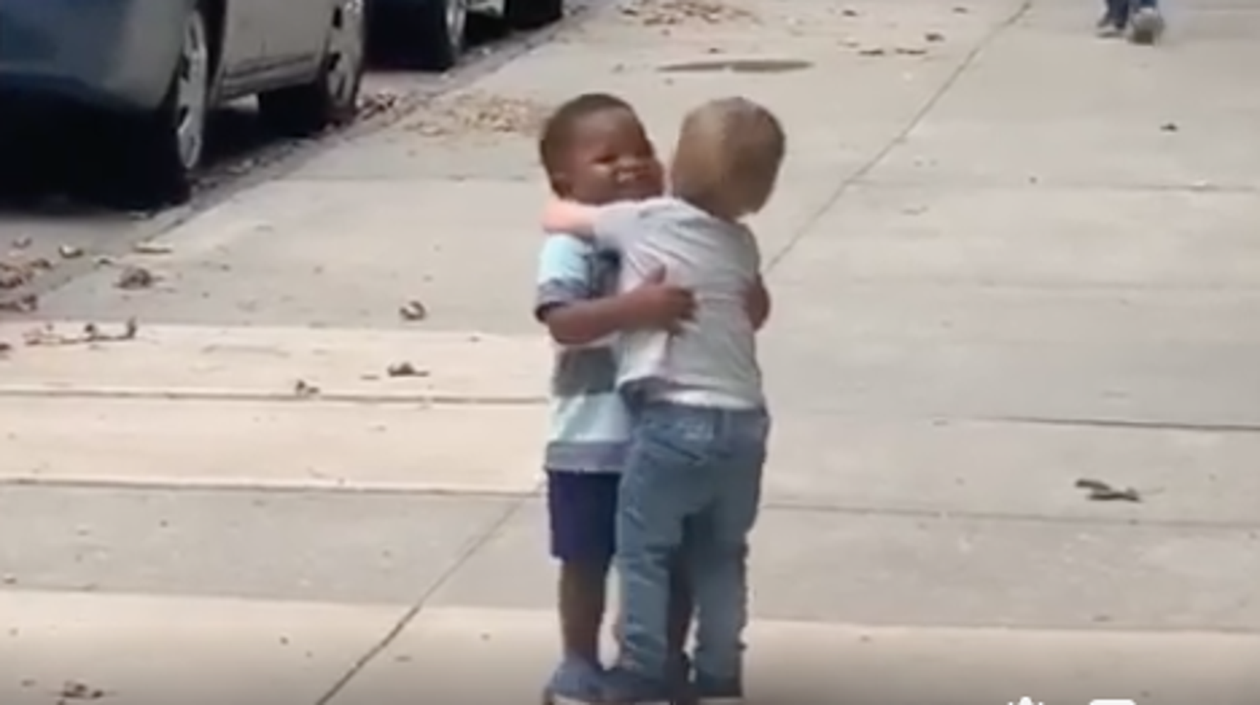 Everyone Is Falling In Love With These 2 Toddlers Hugging In The Street ...