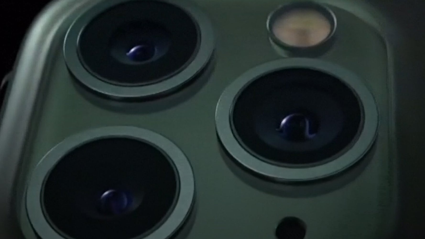 The New iPhone 11 Is Creeping People With Trypophobia Out | HuffPost Tech