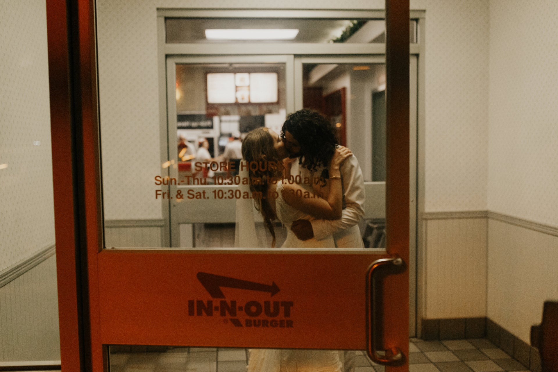 This Couple Made A Quick Stop At In-N-Out To Take Wedding Photos ...