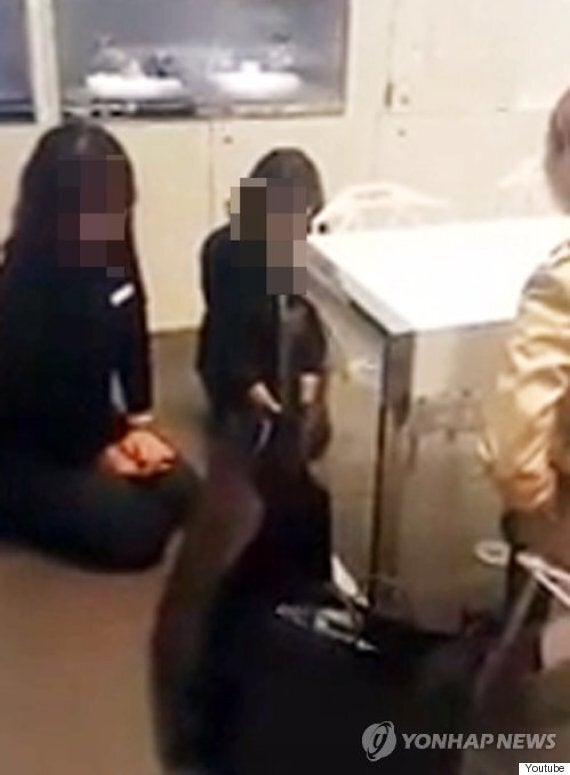 백화점 점원 바닥에 무릎을 꿇고 고객에게 사과했다캡처 허프포스트코리아