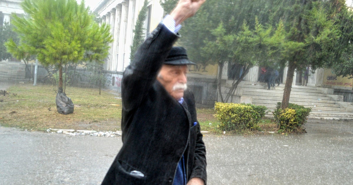 Στο Πολυτεχνείο ο Μανώλης Γλέζος παρά την καταρρακτώδη βροχή | HuffPost ...