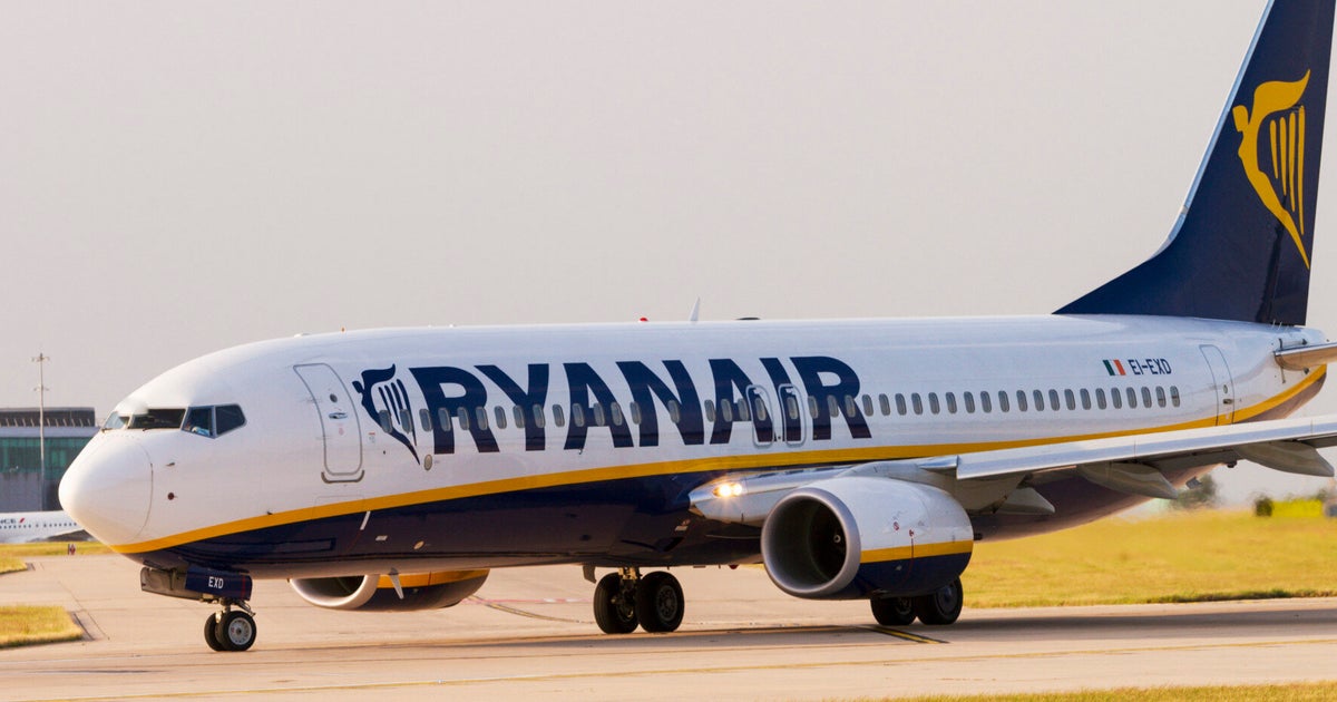 Επιβάτης της Ryanair τρέχει ανενόχλητος σε πίστα αεροδρομίου για να ...