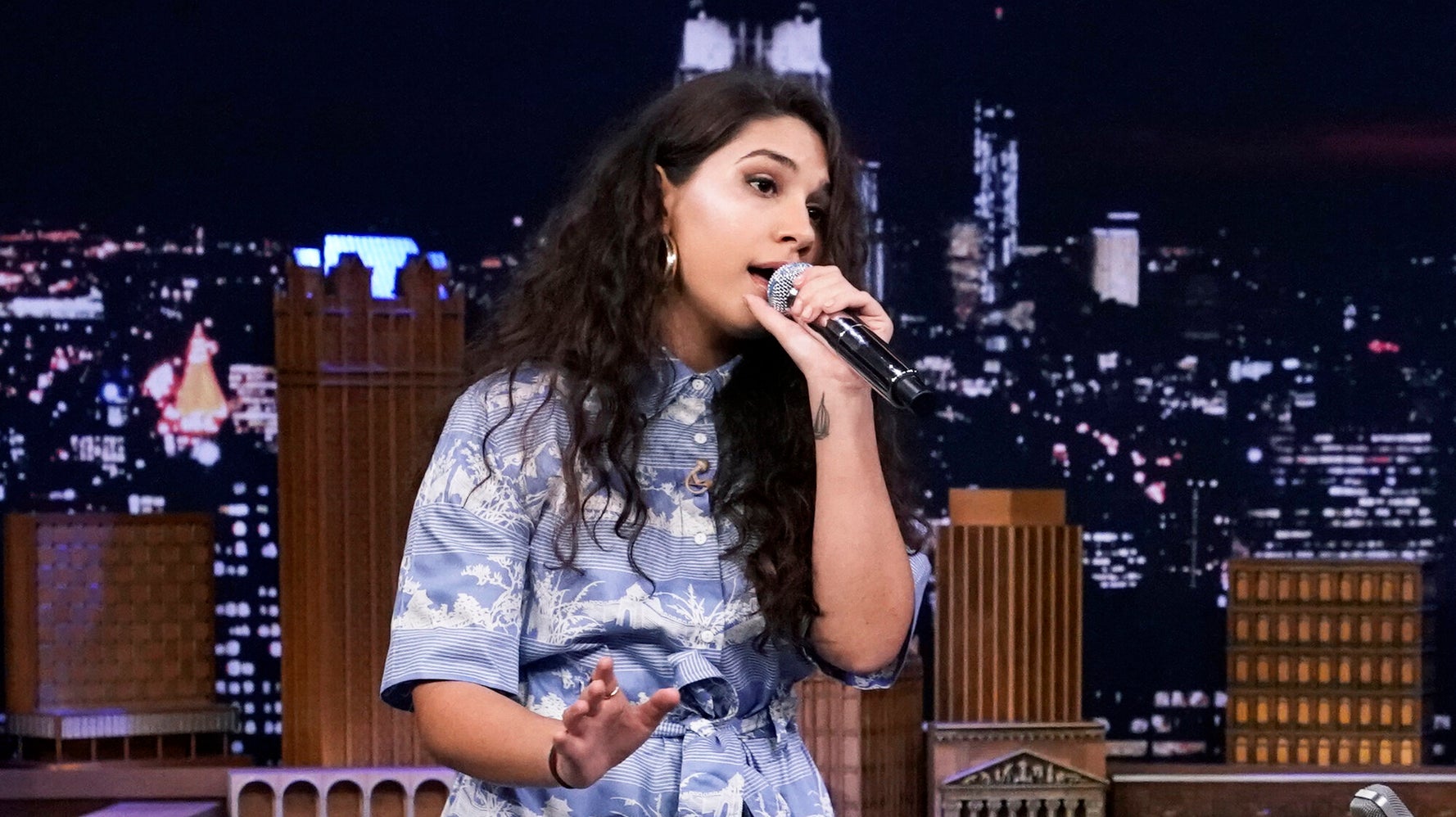 Alessia Cara Imitates 7 Pop Stars Singing 'Bad Guy' And It's Awesome ...