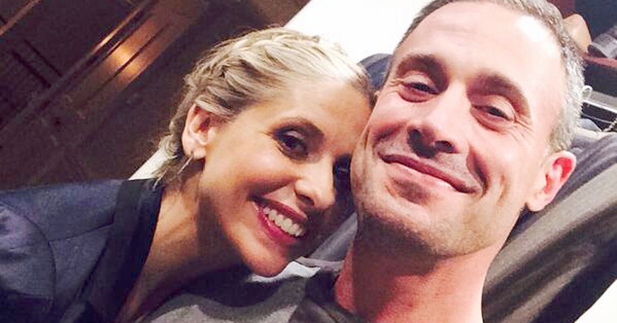 Freddie Prinze Jr. Trolls Sarah Michelle Gellar Over 'Trash Bag Pants ...