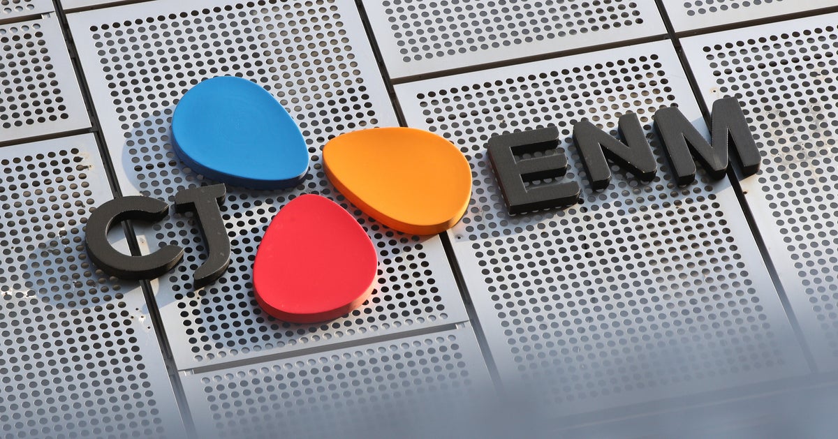 CJ ENM, "아이즈원과 엑스원으로부터 얻은 이익 포기한다" | 허프포스트코리아