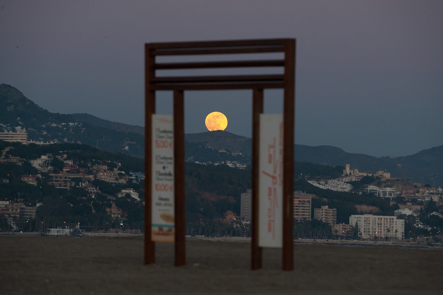 First Full Moon Of 2020 Is A Striking Celestial Sight | HuffPost Latest ...
