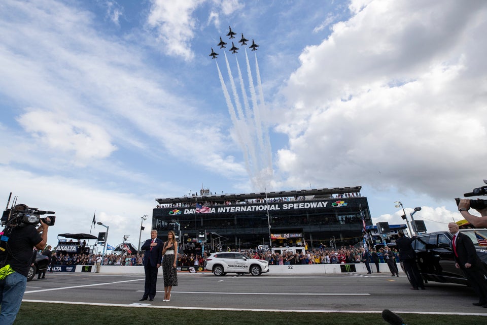 트럼프가 방탄 리무진을 타고 나스카 레이싱 서킷을 돌았다 (영상) | 허프포스트코리아