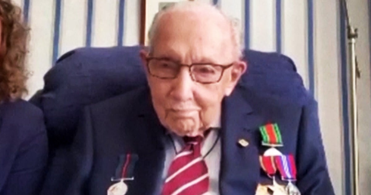 Colonel Tom Moore Receives Freedom Of The CIty Of London Award ...